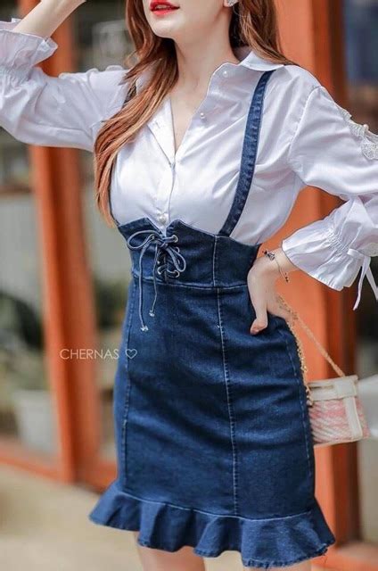 เซ็ตเสื้อเชิ้ตขาวแต่งดีเทลที่แขน แสนน่ารัก มาพร้อมกระโปรงเอี๊ยมยีนส์ระบายชายร้อยเอว งานดี ไม่มี