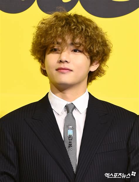 방탄소년단 뷔 파격 뽀글머리 비하인드 인생에 딱 한 번 해보고 싶었던 머리 나무뉴스