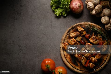 어두운 돌 배경에 피망 체리 토마토 및 양파를 곁들인 바비큐 치킨 케밥 텍스트의 공간 복사 0명에 대한 스톡 사진 및 기타