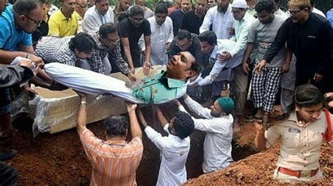এই পুলিশটির লাশ কবরে নামানো যাচ্ছিল না কিন্তু কেন জানলে অবাক হবেন