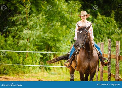 Cowgirl Das Reiten Auf Landschaftswiese Tut Stockfoto Bild Von