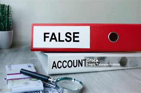 계산기와 펜 옆에 바탕 화면에 놓여있는 문서가있는 빨간색과 흰색 폴더 폴더의 글자는 재정적 또는 마케팅에 의미가 있습니다