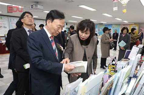 ‘2019학년도 제9회 연구학교 박람회에서 전시물을 살펴보는 설동호 교육감 에듀포토