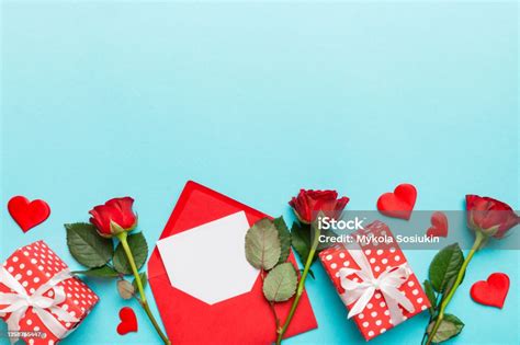 테이블에 봉투 장미 꽃과 빨간 마음으로 발렌타인 데이 구성 상단 보기 플랫 레이 휴일 컨셉 0명에 대한 스톡 사진 및 기타 이미지 Istock