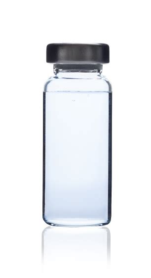 Vial 瓶帶有藍色液體的醫用安培 反射在白色背景上隔離科學 海奧酮酸 麻醉劑 照片檔及更多 健保和醫療 照片 健保和醫療 各種病症