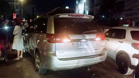 រថយន្ដsiennaមួយគ្រឿង បុករបាំងថ្មពុះចែកទ្រូងផ្លូវពេញទំហឹងបណ្ដាលឲ្យរងការខូចខាតយ៉ាងដំណំ មាន