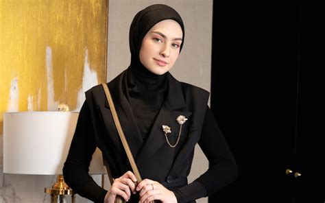 13 Daftar Warna Jilbab Yang Cocok Untuk Baju Warna Coklat