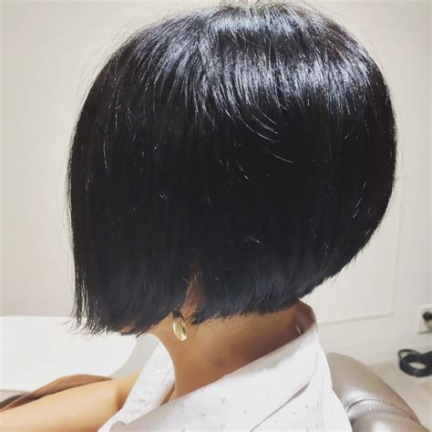 個性を引き出すボブ 艶のある黒い髪、毛量の多いストレートな髪質。お客様の個性を最大限に引き出すスタイルです。 お気に入りのビアスも、楽しめる