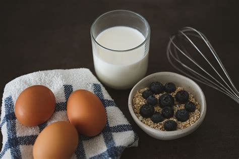 블루 베리 팬케이크를 만들기위한 재료가있는 식탁의 근접 촬영 과일에 대한 스톡 사진 및 기타 이미지 과일 귀리 달콤한