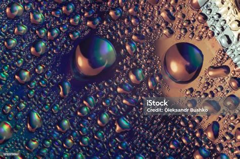 홀로그램 효과의 아름다운 추상 적색 물 방울 디자인에 대한 배경 패턴입니다 매크로 사진 보기 0명에 대한 스톡 사진 및 기타 이미지 Istock