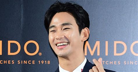 [t포토] 김수현 포즈 취하다 빵 터졌네