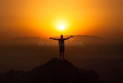 Silueta De Un Hombre Mirando La Puesta De Sol Imagen De Archivo