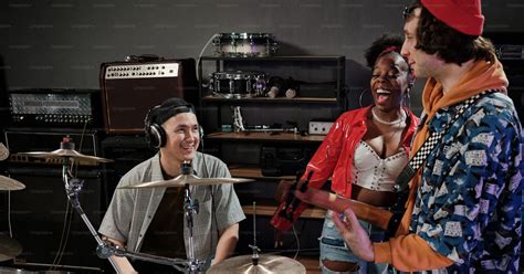 드럼 세트 주위에 서 있는 한 무리의 사람들 사진 Unsplash의 음악 이미지