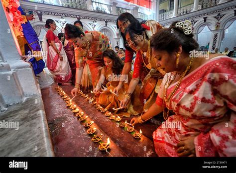 Kolkata India Nd Oct Hindu Devotees Light Diyas Soil Made