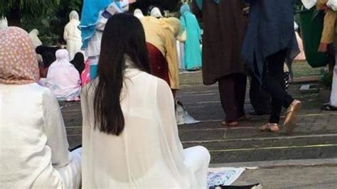 Beredar Foto Wanita Pakai Baju Transparan Salat Idul Adha