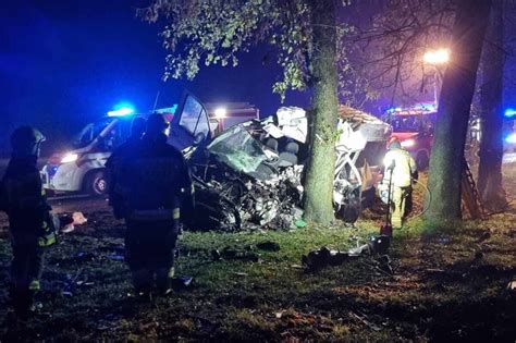 Tragiczny wypadek w Wereszynie Bus roztrzaskany o drzewo Zginęły trzy