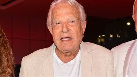 Recluso Cid Moreira faz raríssima aparição aos 96 anos em festa da CARAS