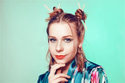Fille Avec Des Baguettes Photo Stock Image Du Mangez 19302208