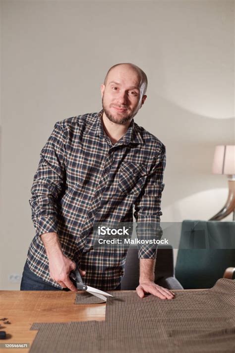 테일러커팅 울 원단 선 패턴을 참조하십시오 장인은 모직 직물의 나비 넥타이에 직사각형 공백을 만든다 섬유 스튜디오에서 재봉틀로 작업할 수 있습니다 가위에 대한 스톡 사진 및