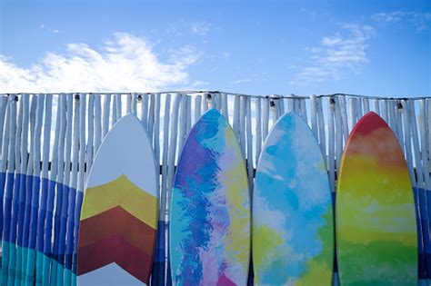 서핑 보드는 골동품 나무와 대나무 울타리에 기대어 있습니다 여름 방학 개념 3차원 형태에 대한 스톡 사진 및 기타 이미지 3차원 형태 계절 공란 Istock