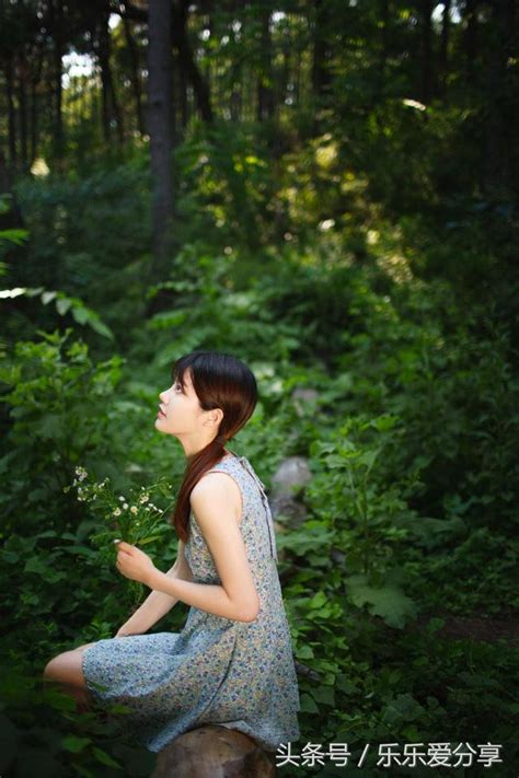泉水般的清純少女在樹林裡採花 每日頭條