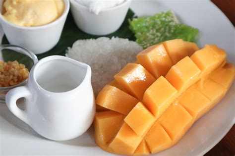 망고 찰 밥은 찹쌀 신선한 망고 및 코코넛 밀크로 만든 전통 태국 디저트입니다 건강한 식생활에 대한 스톡 사진 및 기타 이미지
