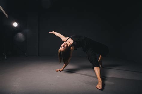 검은 배경에 춤을 아름다운 여자의 초상화입니다 어두운 배경에서 춤을 추는 발레와 현대 무용수 현대 미술 검은 옷을 입고 검은