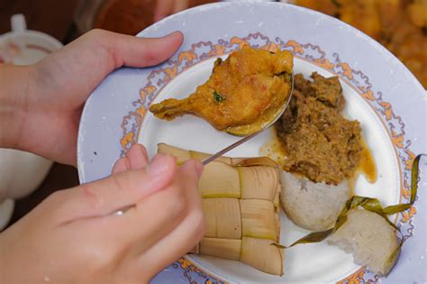 Ketupat 기간 동안 쌀을 요리하기 위해 어린 코코넛 잎으로 만든 천연 쌀 케이스입니다 0명에 대한 스톡 사진 및 기타