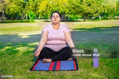 과체중 인도 여성이 공원에서 야외에서 요가 명상 운동을 하고 있다 뚱뚱한 여성 피트니스 라이프 스타일 전체 길이 샷 40 44세에 대한 스톡 사진 및 기타 이미지 Istock