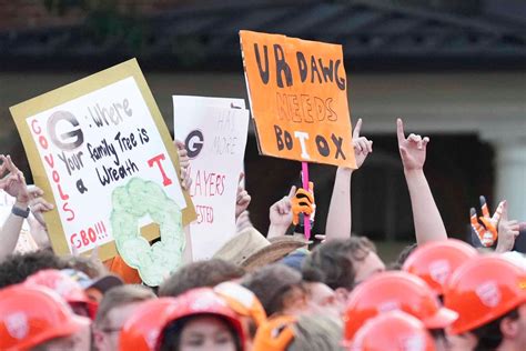 Best Signs From College Gameday In Knoxville For Tennessee Georgia