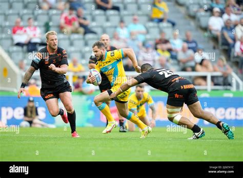 Aidan Sezer 7 Of Leeds Rhinos Runs At The Castleford Tigers Defence