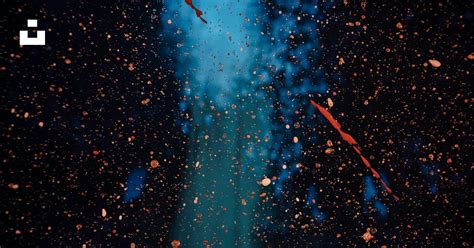 青と黒の背景に赤い傘の写真 Unsplashの神秘的の無料画像