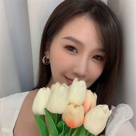 昨天跟朋友聊天 以為現在都是一對夫妻標配一個小孩 嗯我想喜歡小孩跟生小孩真的是兩回事 光是我還想要有自己的時間 我就知道「目前」我不需要生小孩
