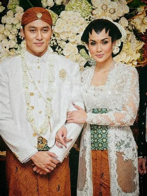 8 Tahun Menikah Ini 8 Potret Sara Wijayanto Dan Demian Aditya Yang