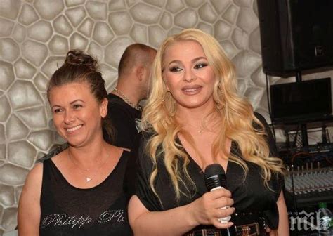 ПЪРВО В ПИК Бременната Деси Слава представи бащата на детето си на тъща му и обра бакшишите на