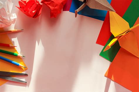 다양한 다채로운 학교와 사무 용품흰색 배경에 누워 공예와 노란색 종이에서 종이 접기 크레인 아이들의 창의력 예술 학교로 돌아가는 개념 복사 공간 상단 보기 0명에 대한 스톡