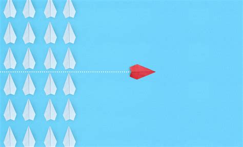한 방향으로 백서 평면 그룹과 파란색 배경에 다른 방식으로 가리키는 하나의 빨간색 종이 평면과 혁신과 솔루션을위한 비즈니스 개념