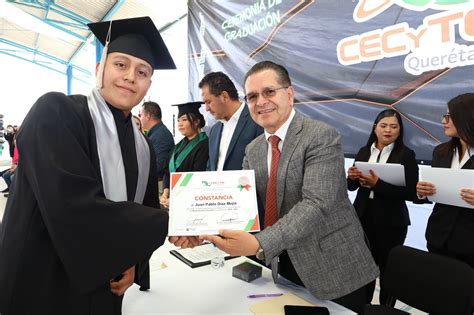 Se gradúan jóvenes del CECyTEQ
