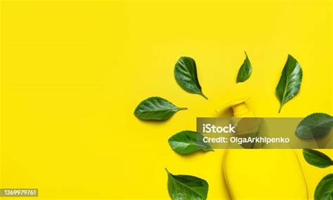 천연 유기농 화장품 아름다움 스파 브랜딩 모형 노란색 화장품 병 용기 신선한 녹색 잎 노란색 배경 평면 평지 상단 보기 포장 에코 화장품의 미니멀한 개념 0명에 대한 스톡