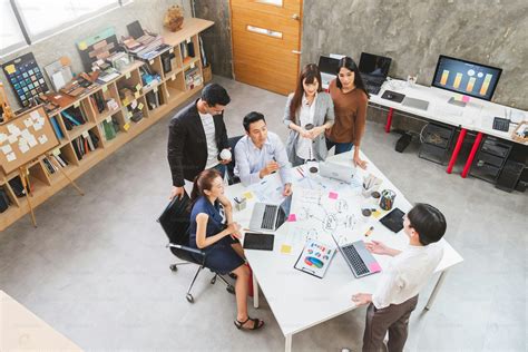 아시아 사업가들과 창의적인 디자이너 모임 사무실 평면도 사진 Unsplash의 전략 이미지