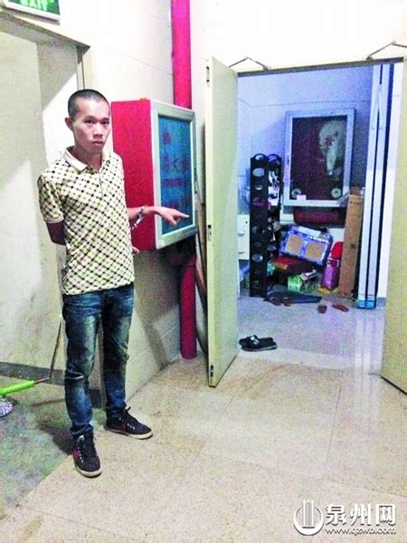 泉州一小区歹徒深夜持刀入室 6旬老父徒手夺刀 拍案说法 东南网泉州频道