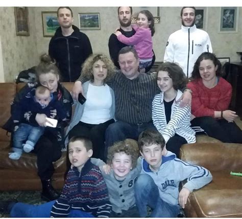 ზუსტად 31 წლის წინ ეს გოგო ჩემი მეუღლე გახდა და მას შემდეგ 8 შვილი და 4 შვილიშვილი გვყავს