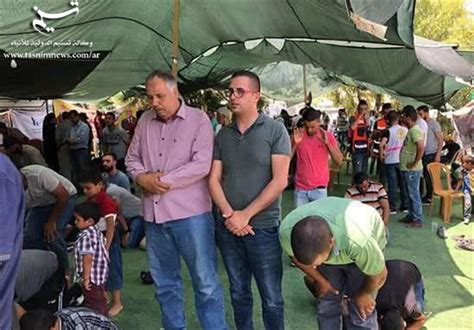 بالصور الفلسطینیون یؤدون صلاة الجمعة على أراضی الخان الأحمر الأخبار