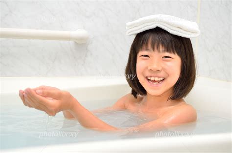 お風呂に入る女の子 写真素材 [ 5098396 ] フォトライブラリー Photolibrary