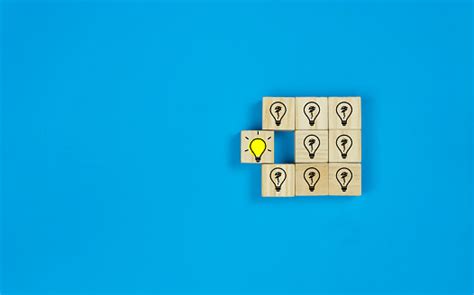 창의적인 아이디어 컨셉 개념적 다른 사고 또는 리더십 하나의 빛나는 전구와 많은 전구는 파란색 배경에 나무 블록에 간다 개념에