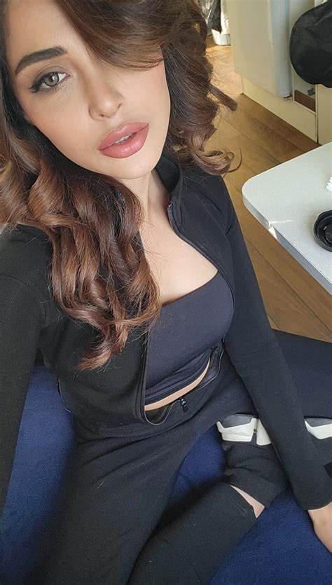 Sabeeka Imam Treats Fans With Adorable Pictures From Istanbul Reviewitpk