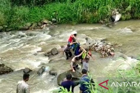 Jasad Perempuan Ditemukan Tersangkut Batu Sungai Di Sukabumi ANTARA News