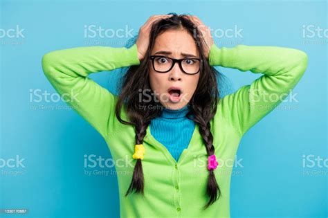 문제의 불행한 미친 젊은 여자의 사진은 빛 푸른 색 배경에 고립 된 손 머리 문제를 잡고 녹색에 대한 스톡 사진 및 기타 이미지