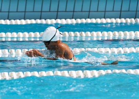 白种人高清图片 泳池中游泳的男子 泳池中游泳的男子图片免费下载 5169126427 千图网pro