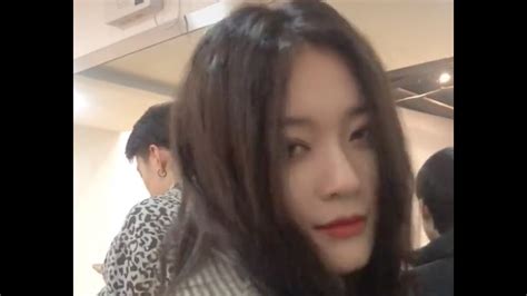 Em gái tiktok chuyên khoe hàng YouTube